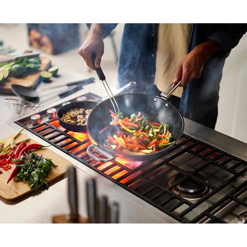 Joseph Joseph 32cm Wok: Space-Saving SwingLock™ Handles